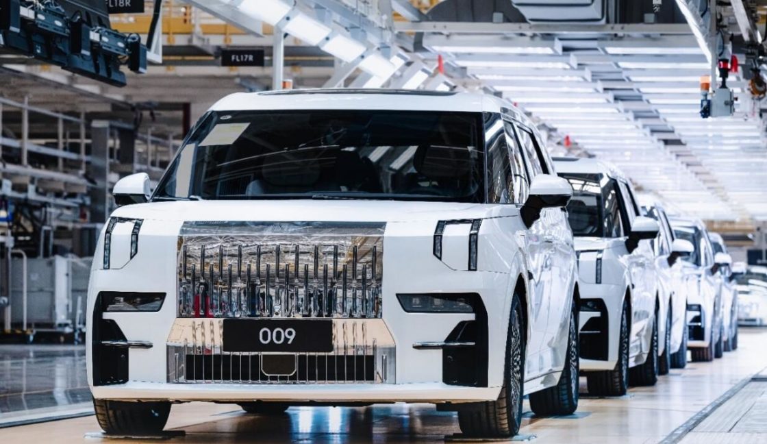First electric people mover with 800km range rolls off production line